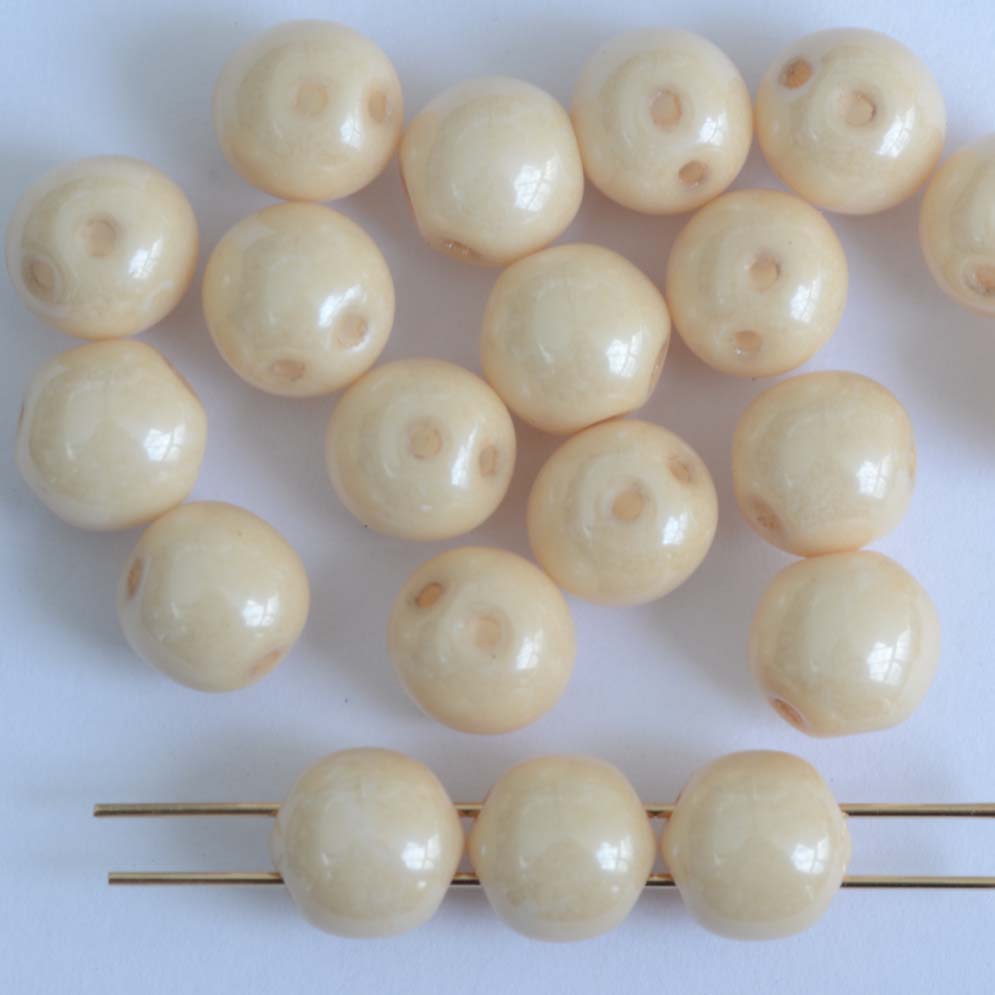 Dobble Cream Chalk Champagne Shimmer 03000 14413 Czech Glass Beads x 20
